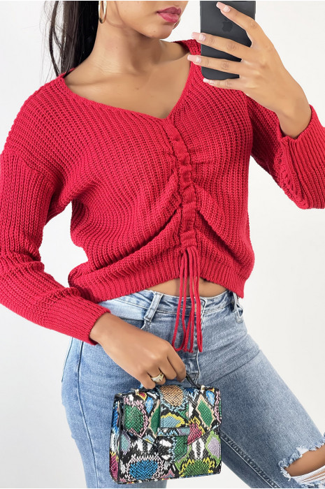 Pull rouge col V avec lacet réglable à l'avant