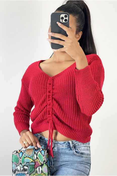 Pull rouge col V avec lacet réglable à l'avant