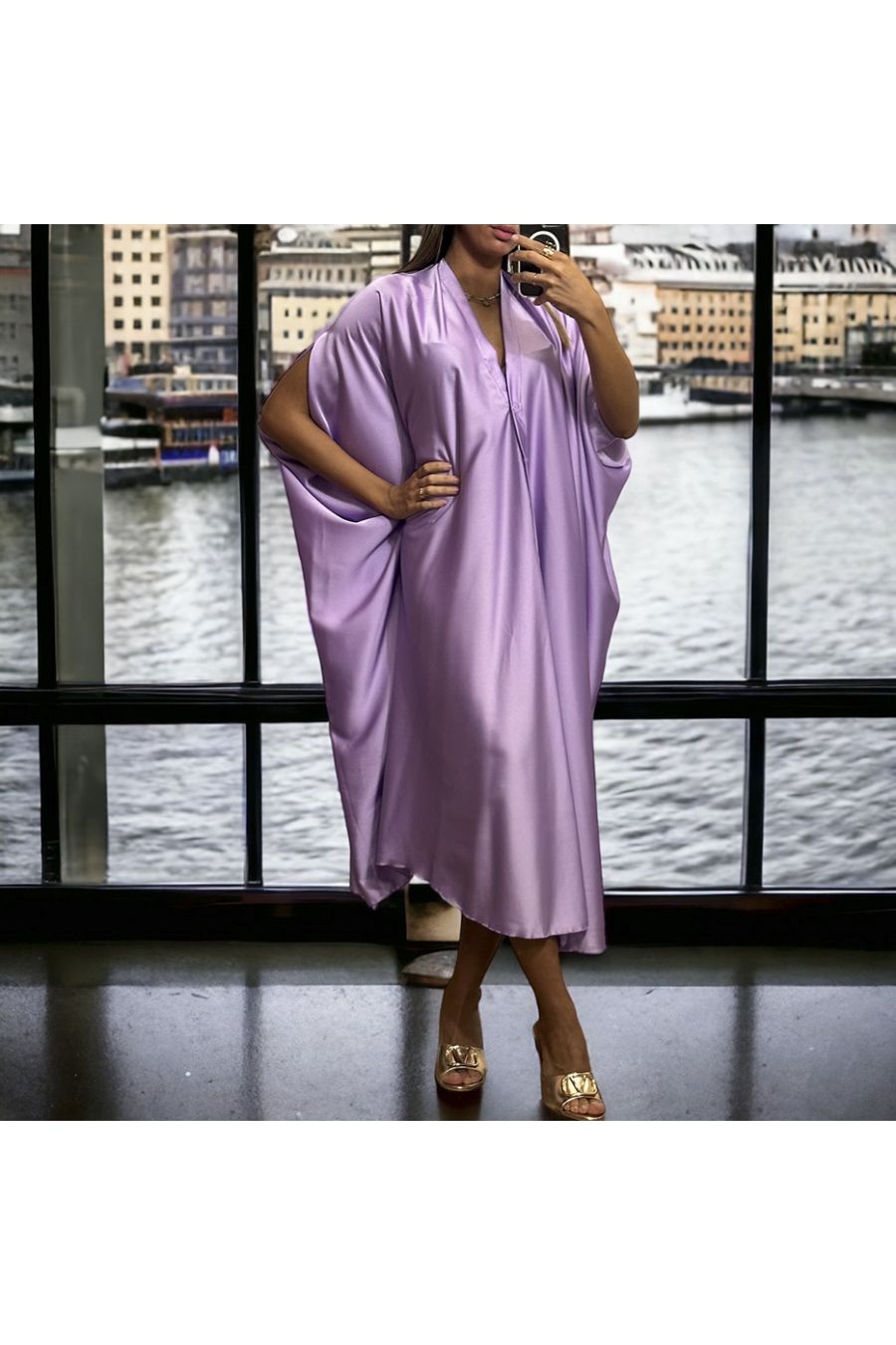 Longue robe ample satiné et boutonné en lilas