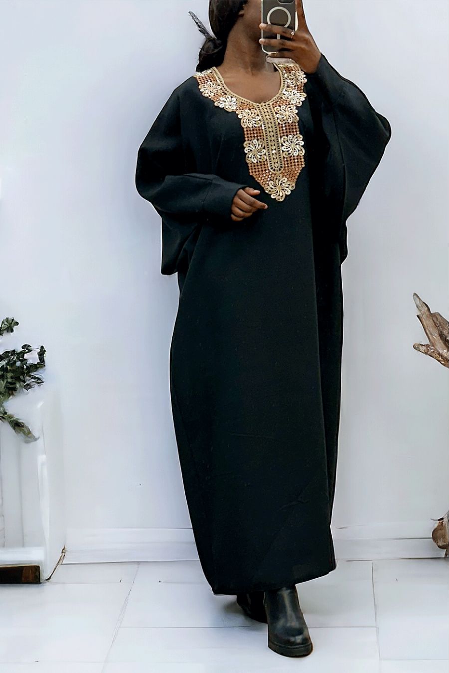 Black abaya with a pretty loose cut and embroidery at the front