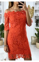 Rode jurk met boothals en heel chique in gevoerd kant